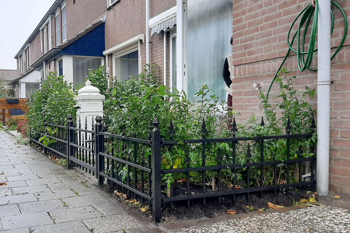 Sierhekwerk om voortuin in Almere