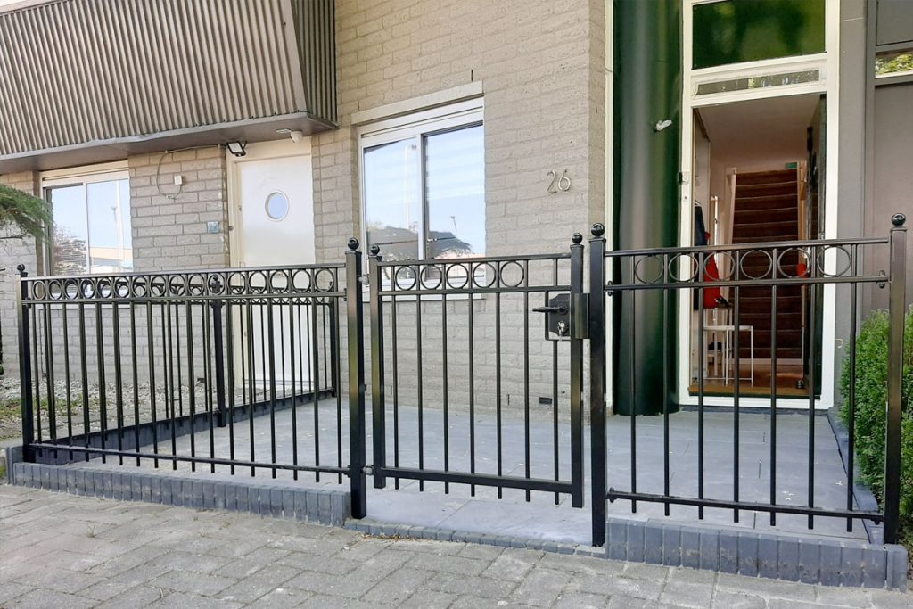 Sierhekwerk om voortuin in Almere