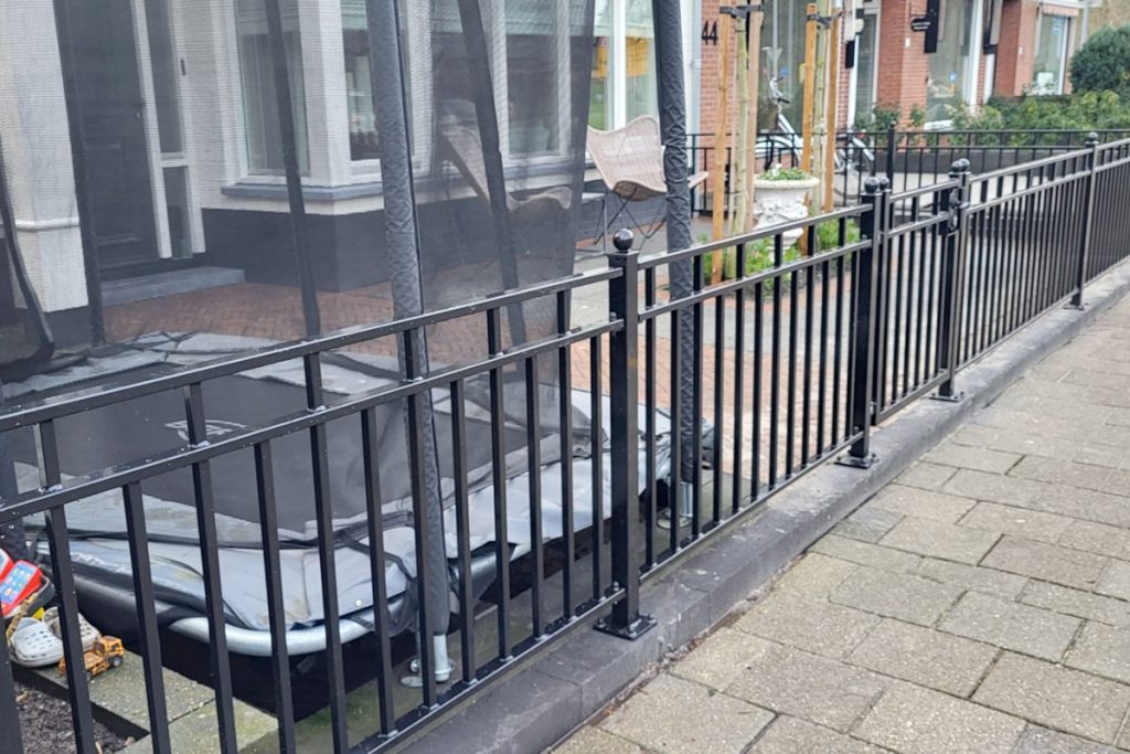 Sierhekwerk met vierkante spijlen