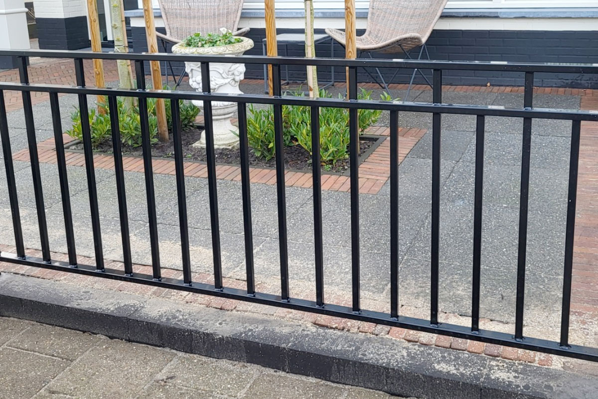 Sierhekwerk met vierkante spijlen