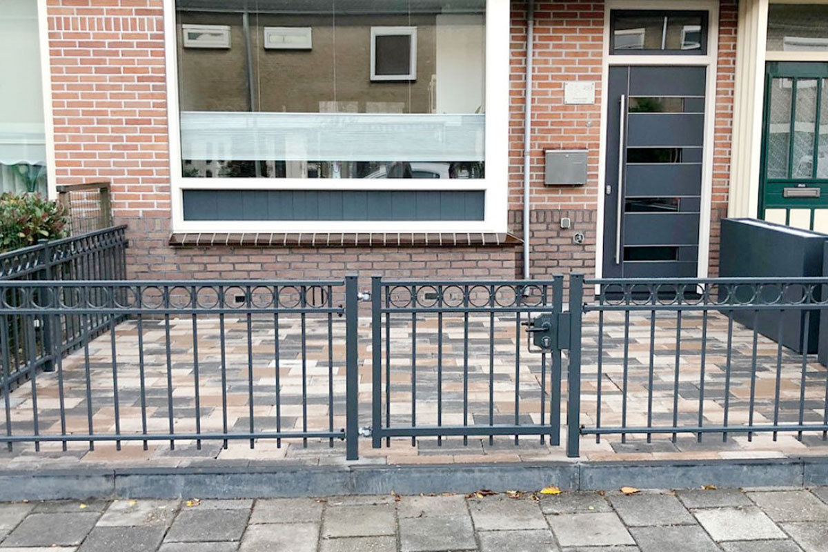 Stalen hek voor de voortuin: stijlvol en veilig