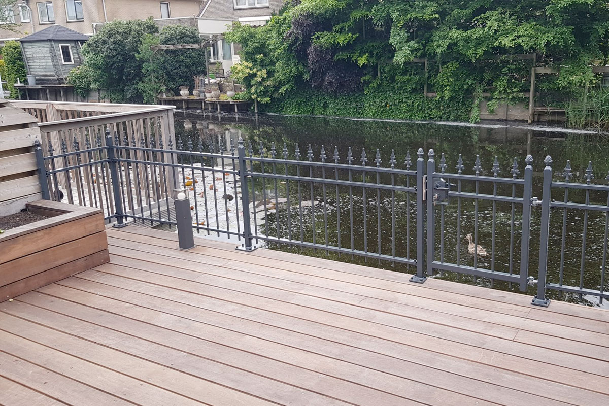 Sierhekwerk op vlonder plaatsen: een prachtige en praktische toevoeging
