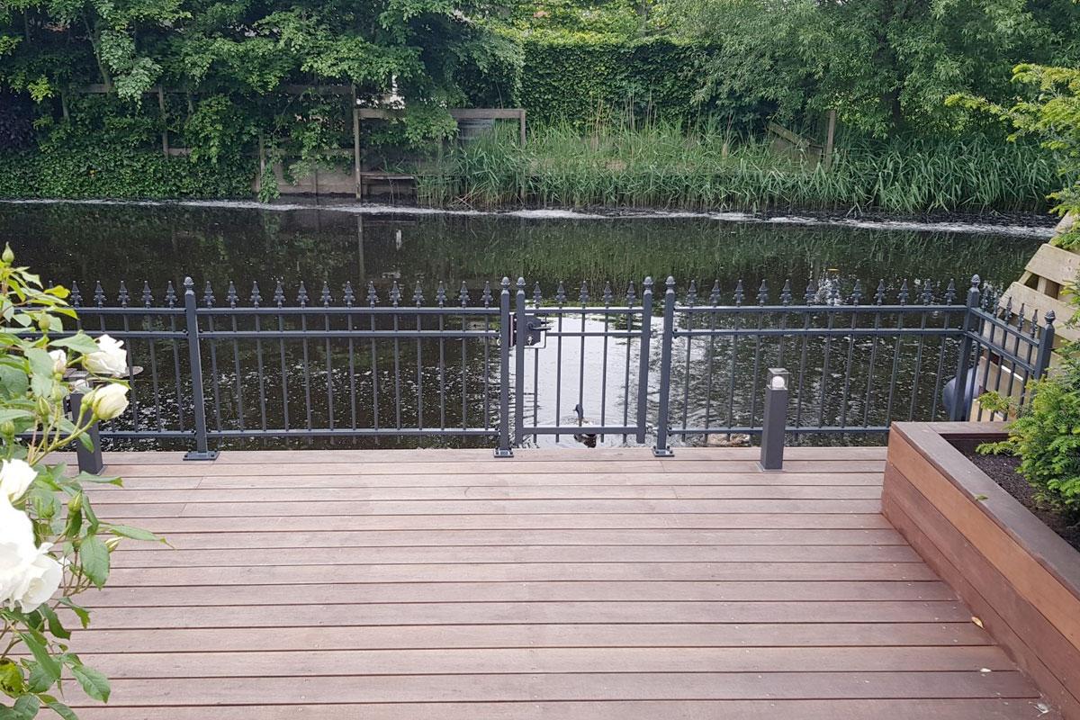 Sierhekwerk op vlonder plaatsen: een prachtige en praktische toevoeging