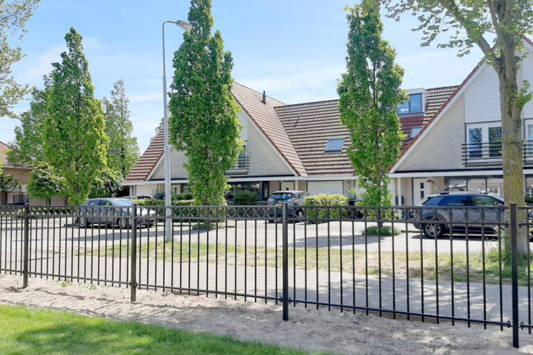 Stalen hekwerk op maat laten maken: de perfecte oplossing voor jouw tuin of oprit